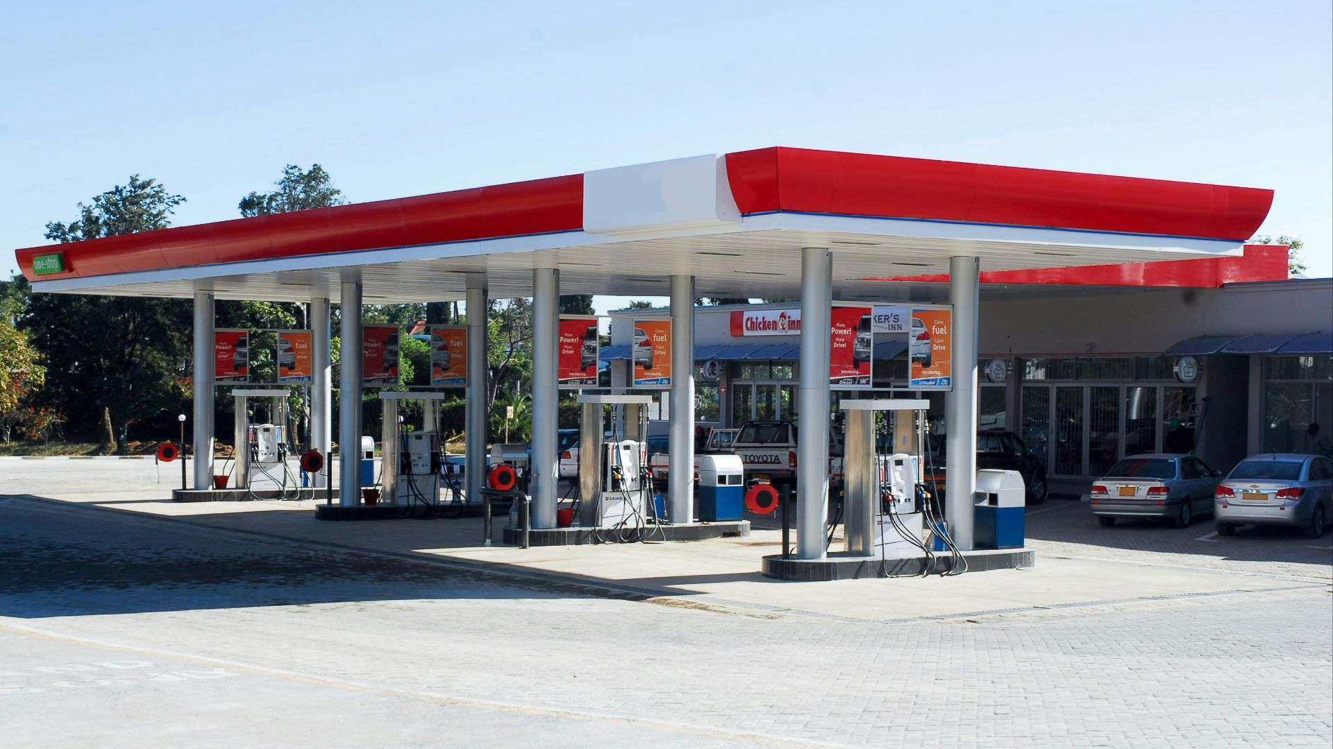 10 Things You Should Never Do At Gas Stations & 10 You Should Do Every Time