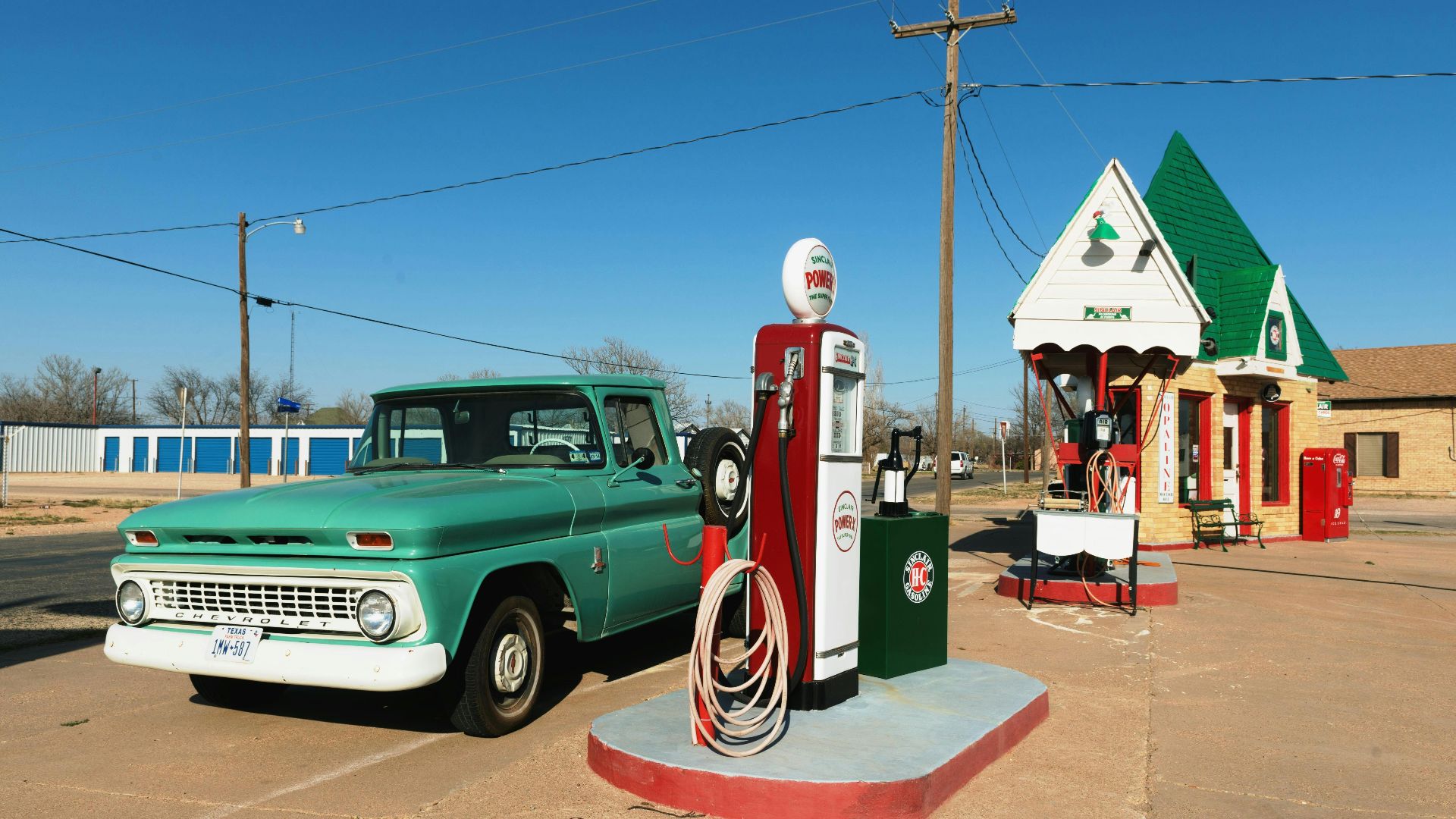 10 Things You Should Never Do At Gas Stations & 10 You Should Do Every Time