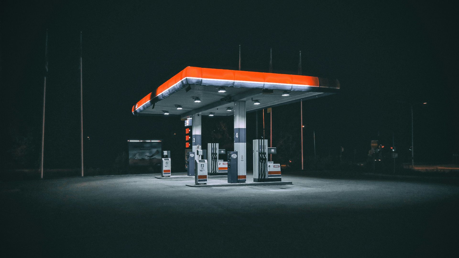 10 Things You Should Never Do At Gas Stations & 10 You Should Do Every Time