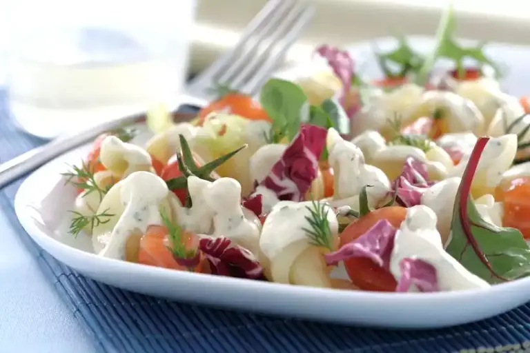 Ensalada de pasta y salsa vinagreta de philadelphia