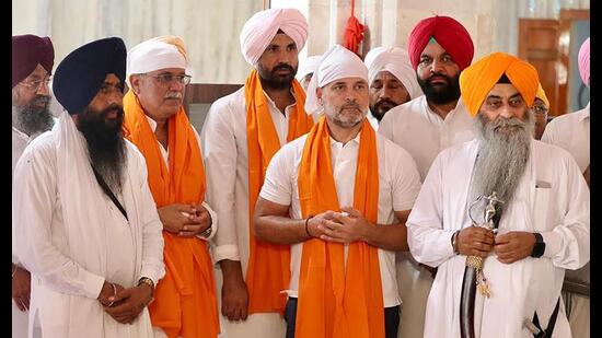 Punjab: SGPC sacks granthi who offered siropa to Rahul Gandhi