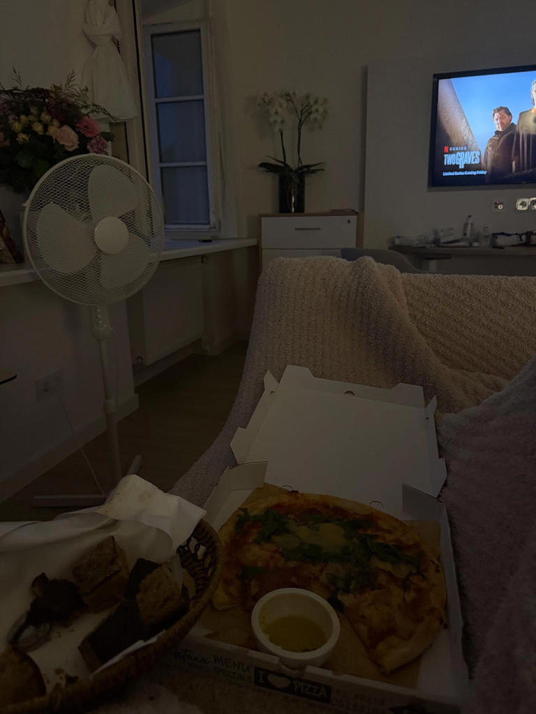 Bella Hadid posts alarming pics from hospital bed as sister Gigi urges ...