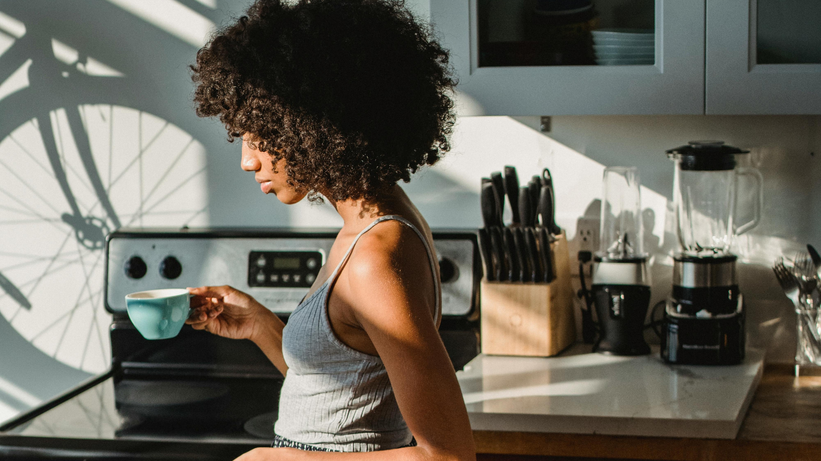 "Un foyer de bactéries" : cet objet de la cuisine qu’on utilise tous ...