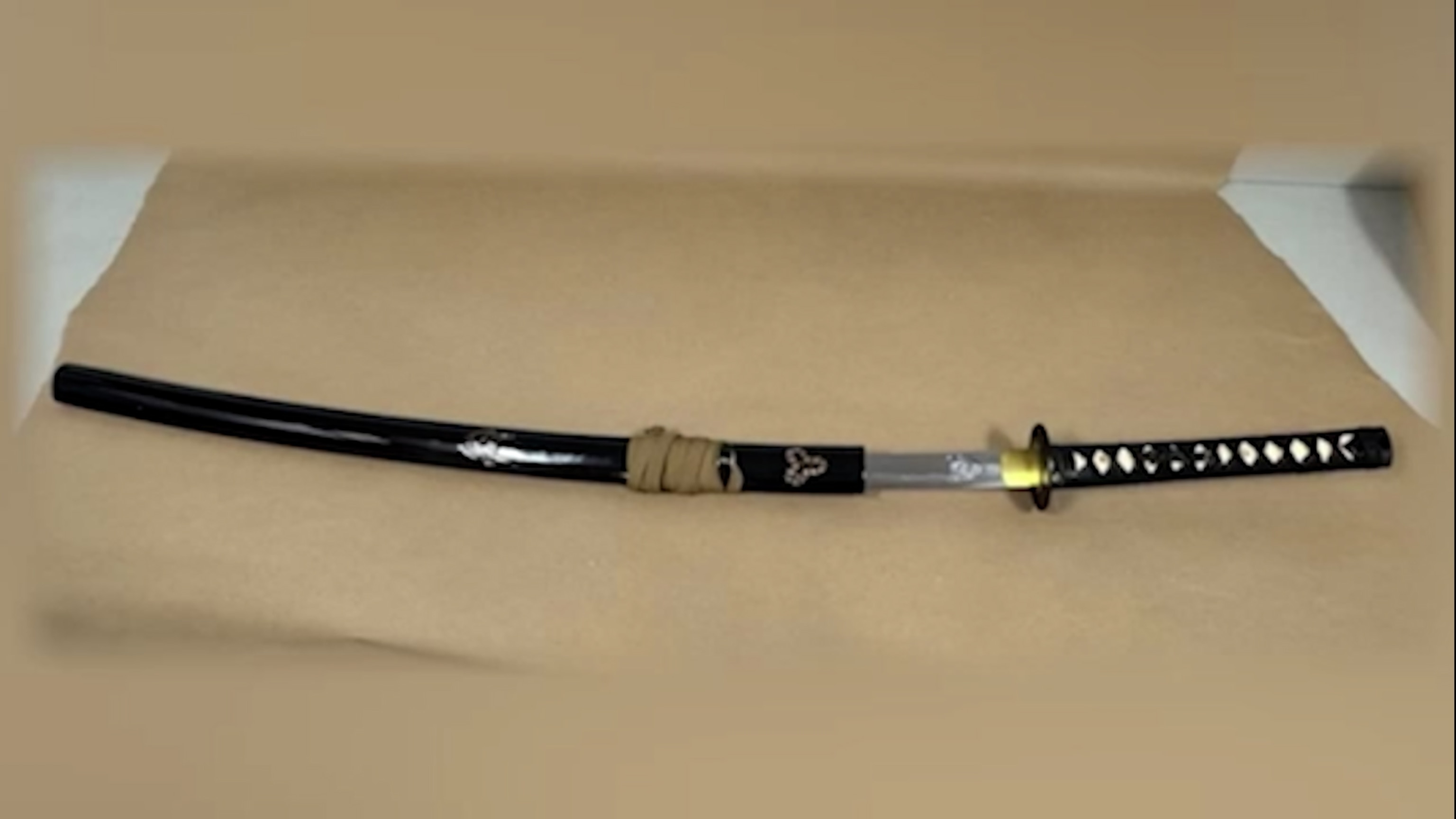Robbery suspect stabbed with samurai sword and thwarted