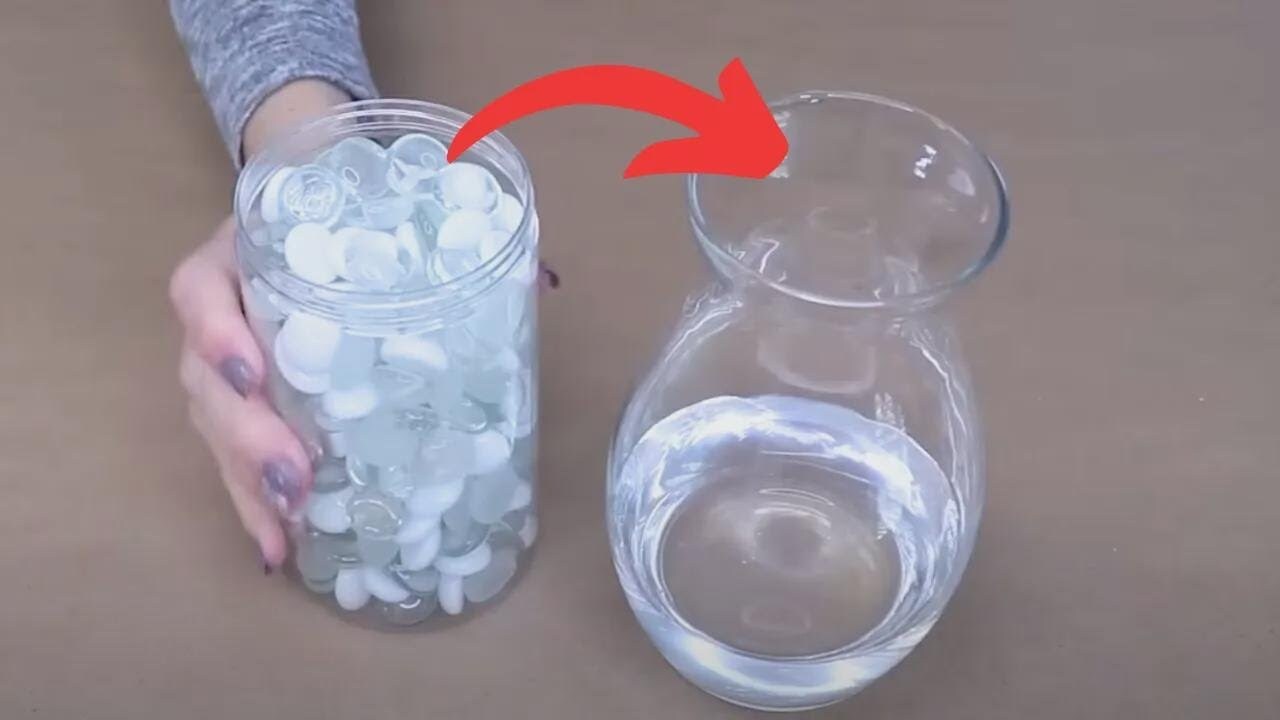 ¡Mira lo que logra con pegamento y un florero de $1 en su comedor!