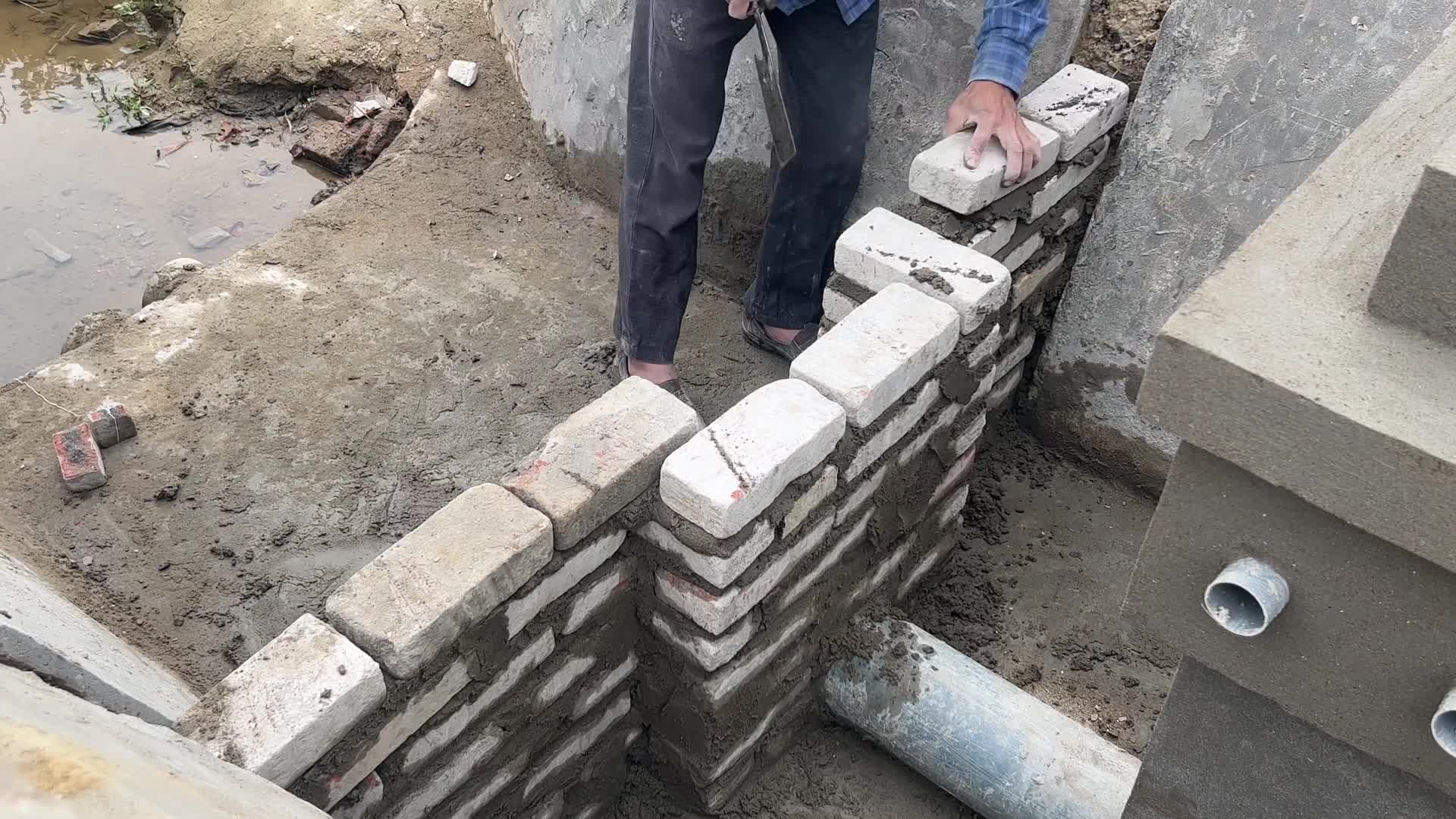Construction of a mini hydroelectric dam with a unique turbine