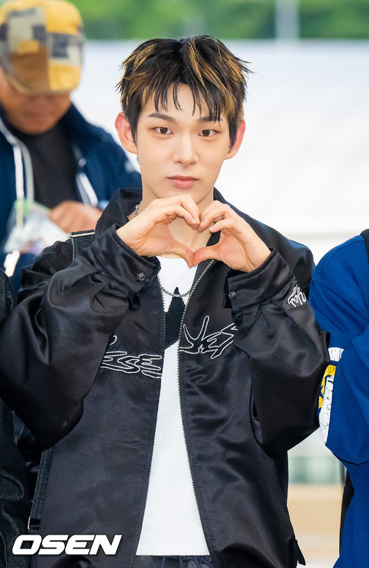 아홉(AHOP) 스티븐,'설렘 가득한 손하트'