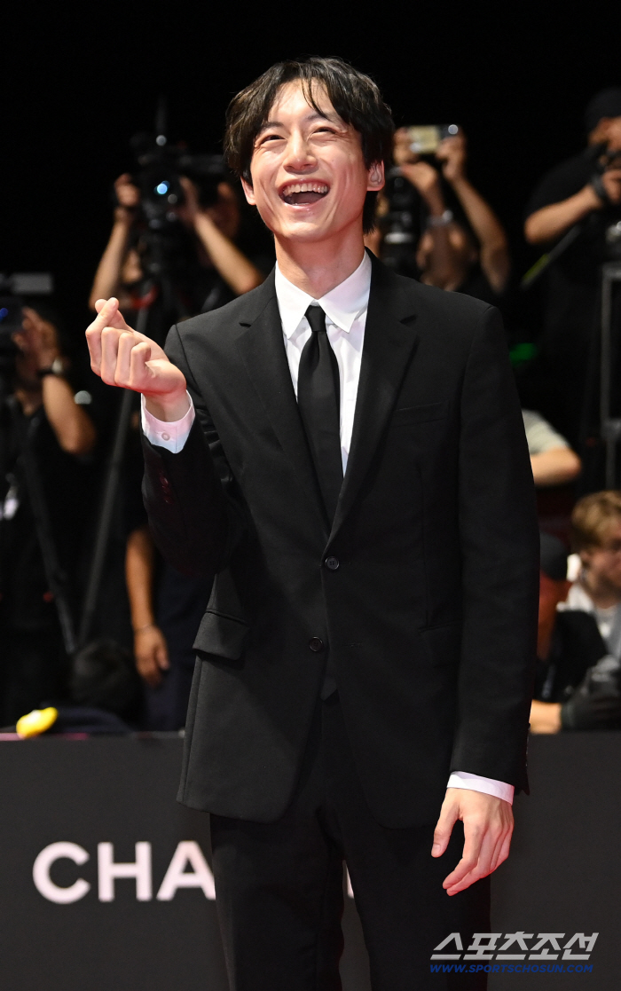 [SC-BIFF] '양다리 논란' 사카구치 켄타로, 레드카펫서 환한 미소…팬들에 하트로 화답