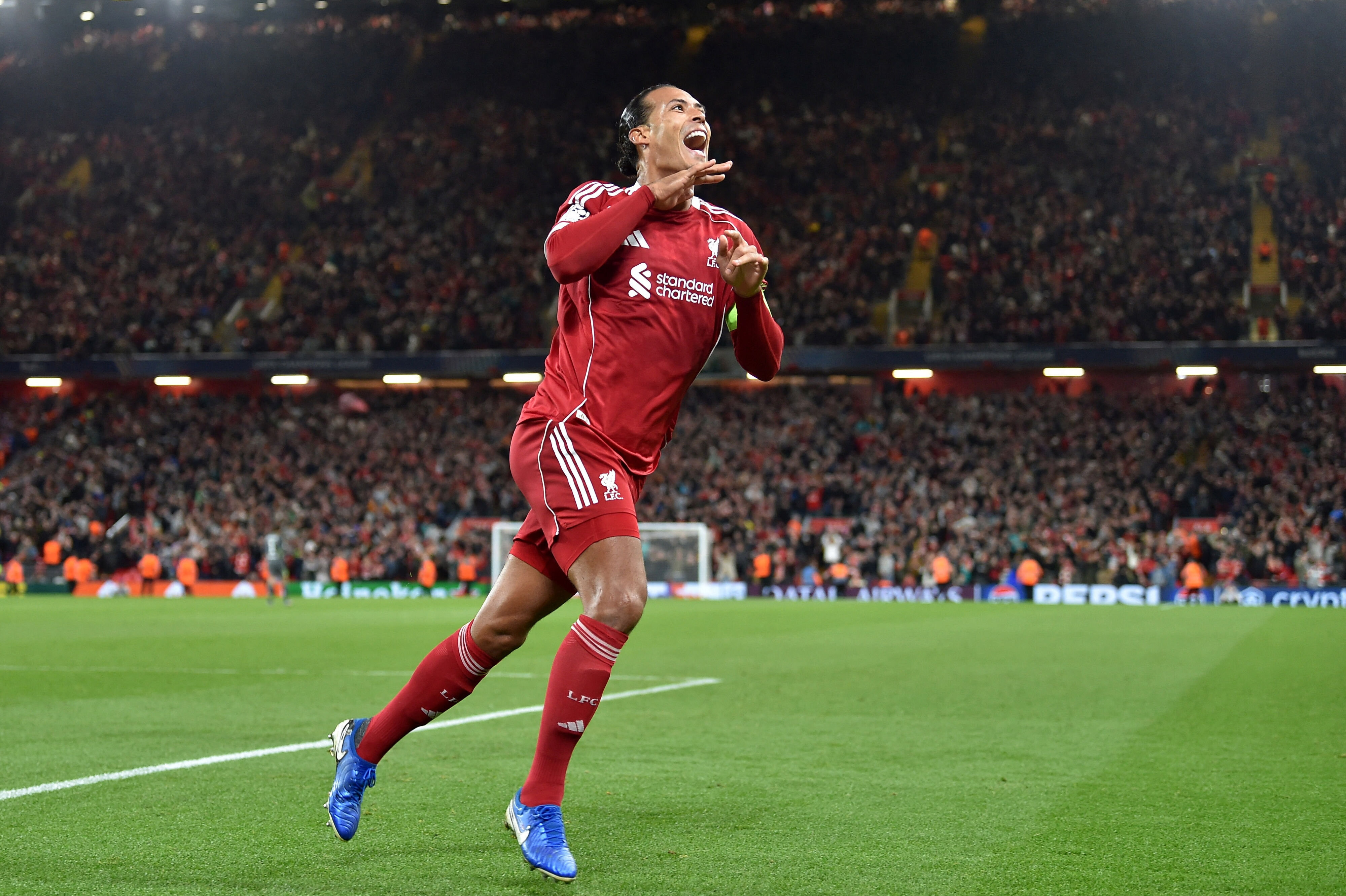 Van Dijks overtidsmål redder Liverpool i Isaks debut