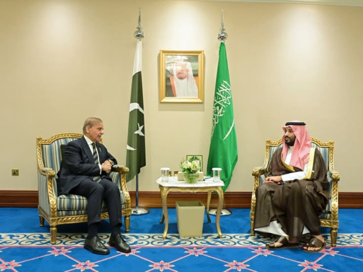 Saudi Arabia, Pakistan sign defence pact