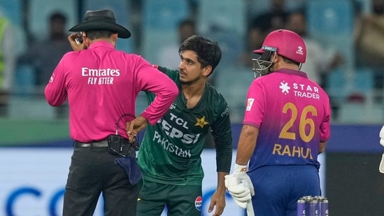 Wasim Akram screams ‘bullseye’ after Pakistan fielder hits umpire on ...