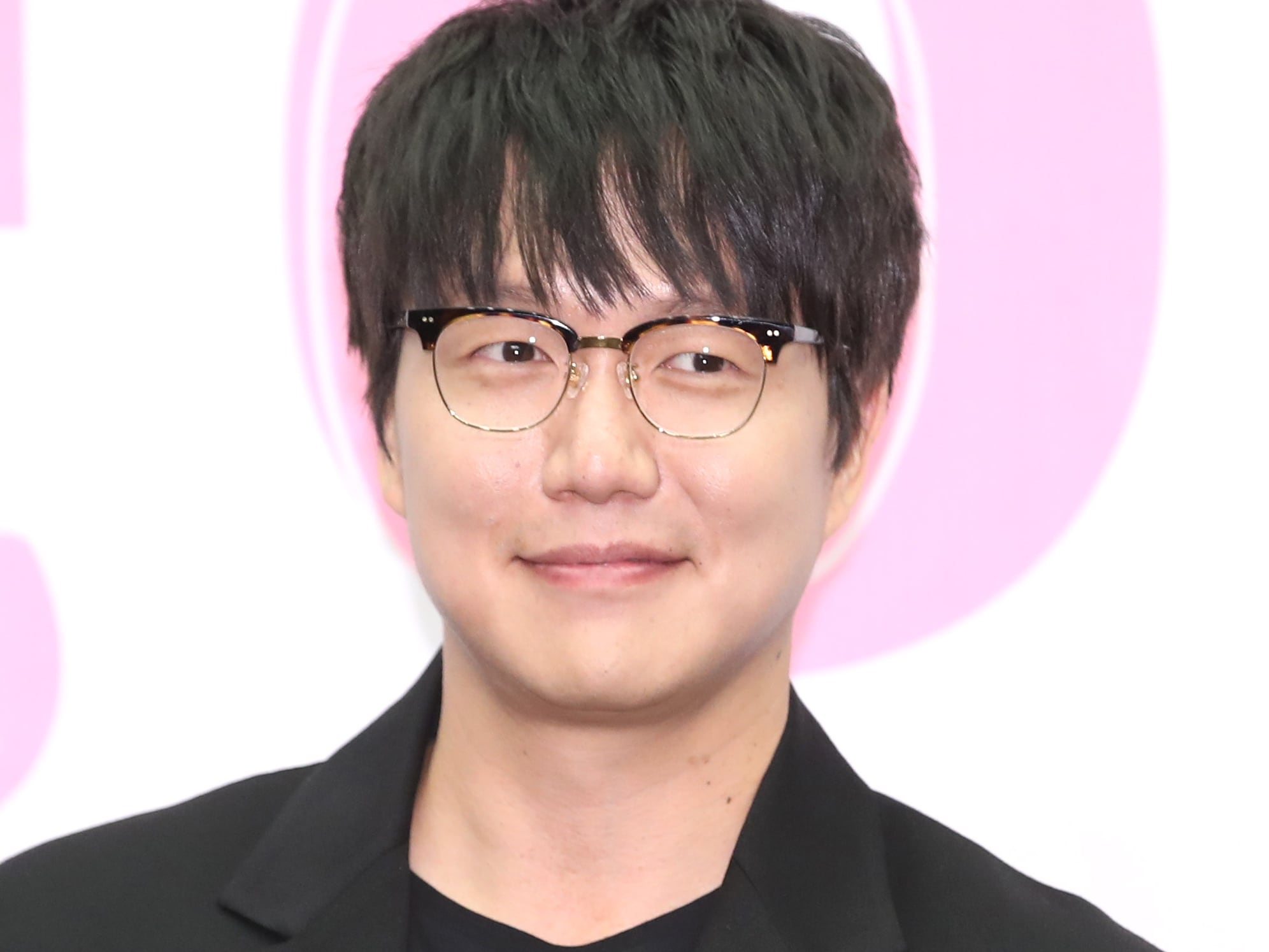 Sung Si-kyung apologizes for unregistered agency operation