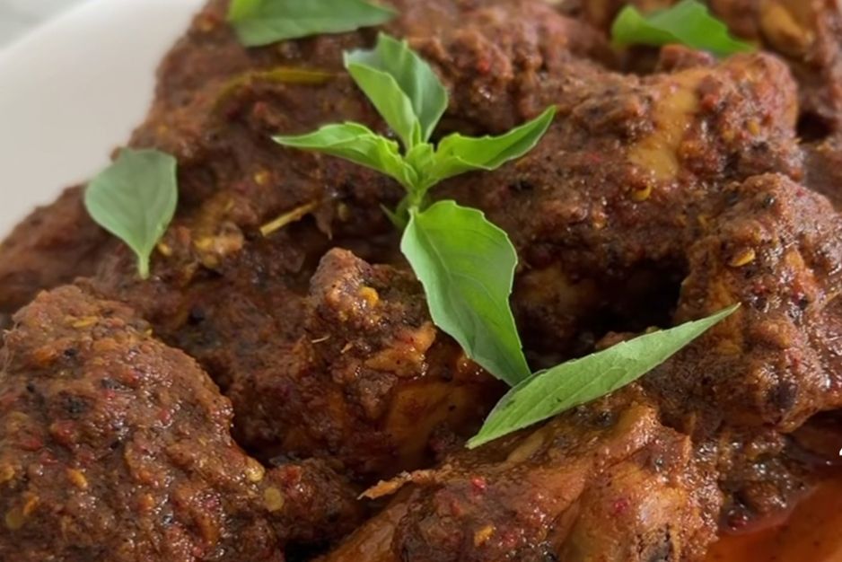 Praktis Tanpa Digoreng! Inilah Resep Ayam Bumbu Hitam ala Amelia Andini ...