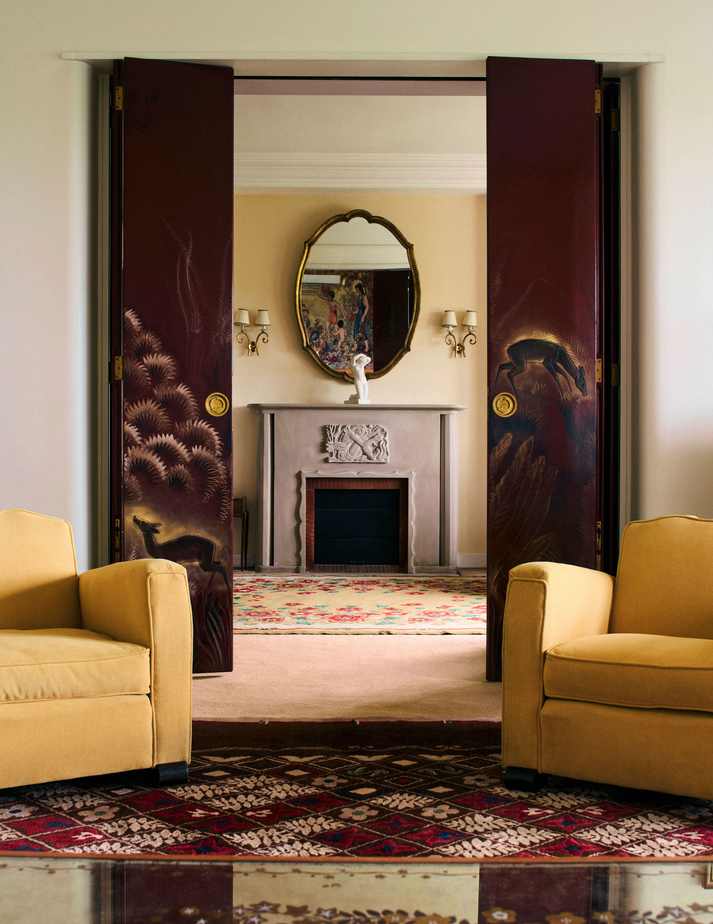 Une villa des années 1940 décorée par Jules Leleu face à la tour Eiffel