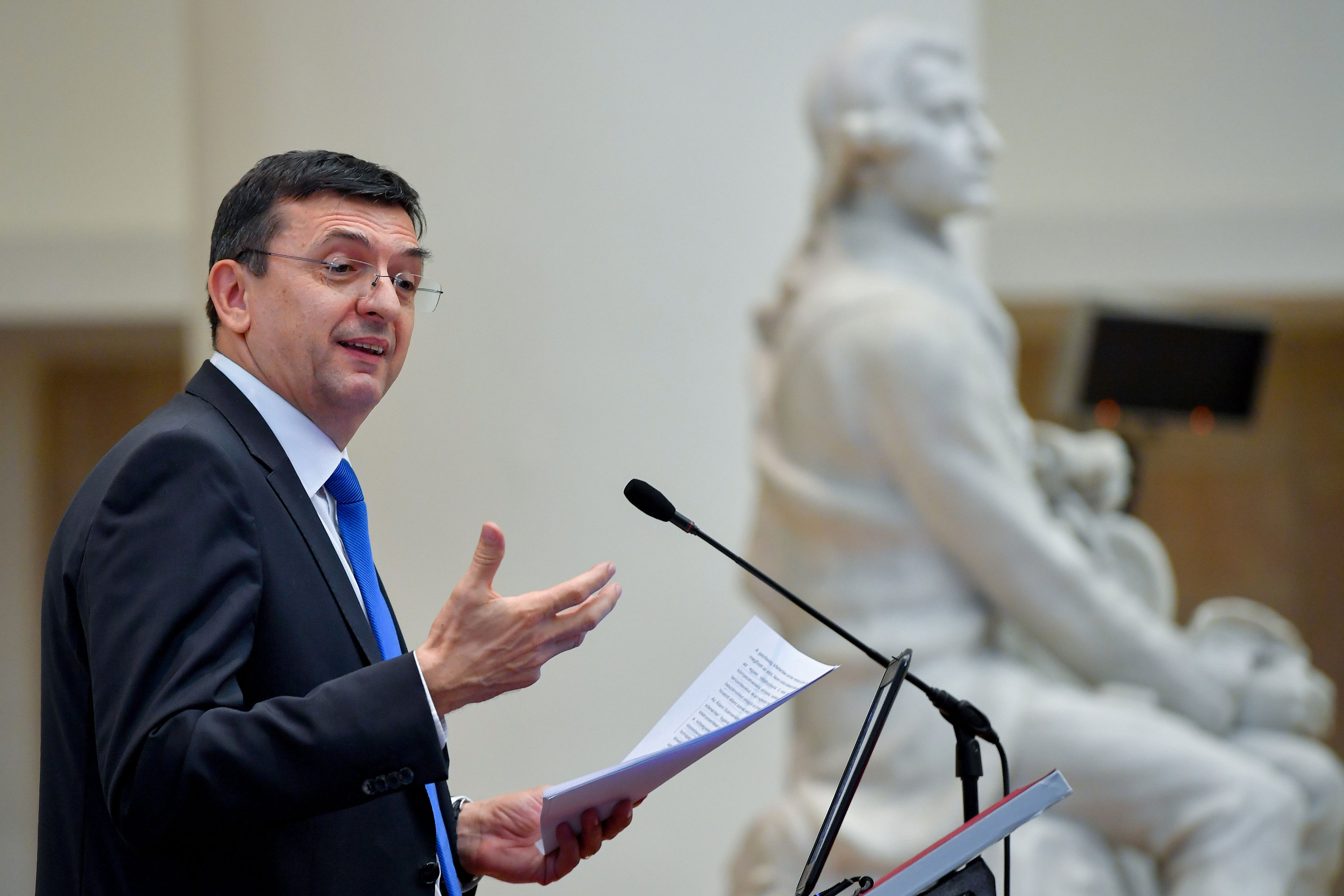 Havi 2,7 milliót kap Domokos László Budapest átvilágításáért