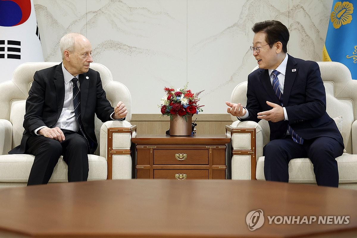 Lee meets with Harvard professor Sandel