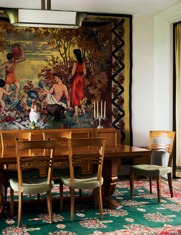 Une villa des années 1940 décorée par Jules Leleu face à la tour Eiffel