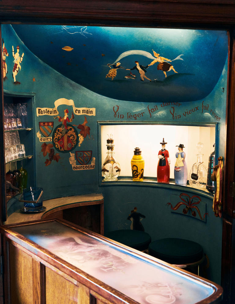 Une villa des années 1940 décorée par Jules Leleu face à la tour Eiffel