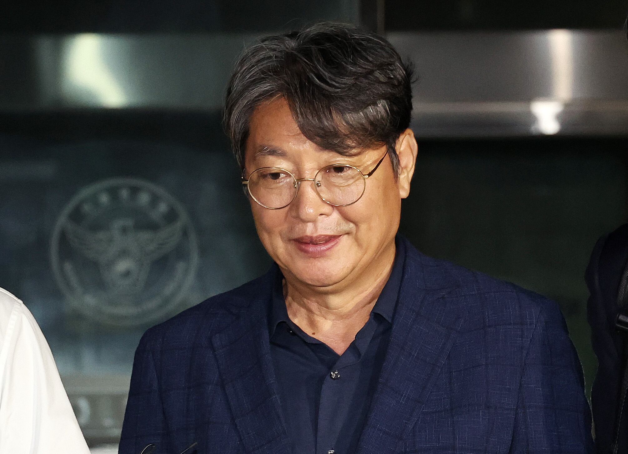 Second police search of Lee Chun-seok's office over stock transactions