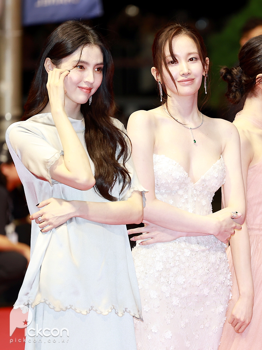 '無노출' 한소희X'오프숄더' 전종서, 분위기 달라도 절친 케미 [30th BIFF]