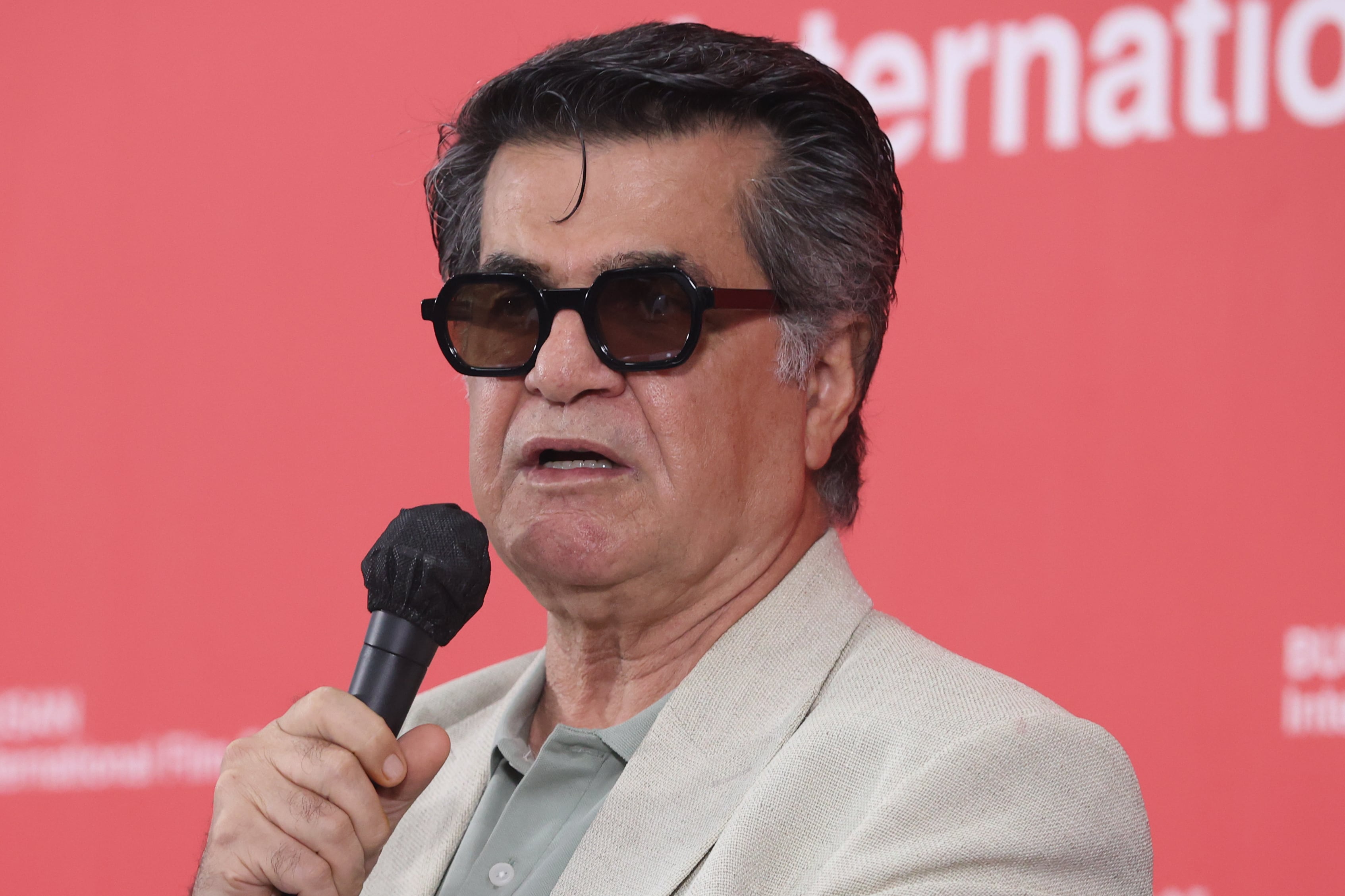 Iranian director visits late Busan programmer Kim Jisuk's grave