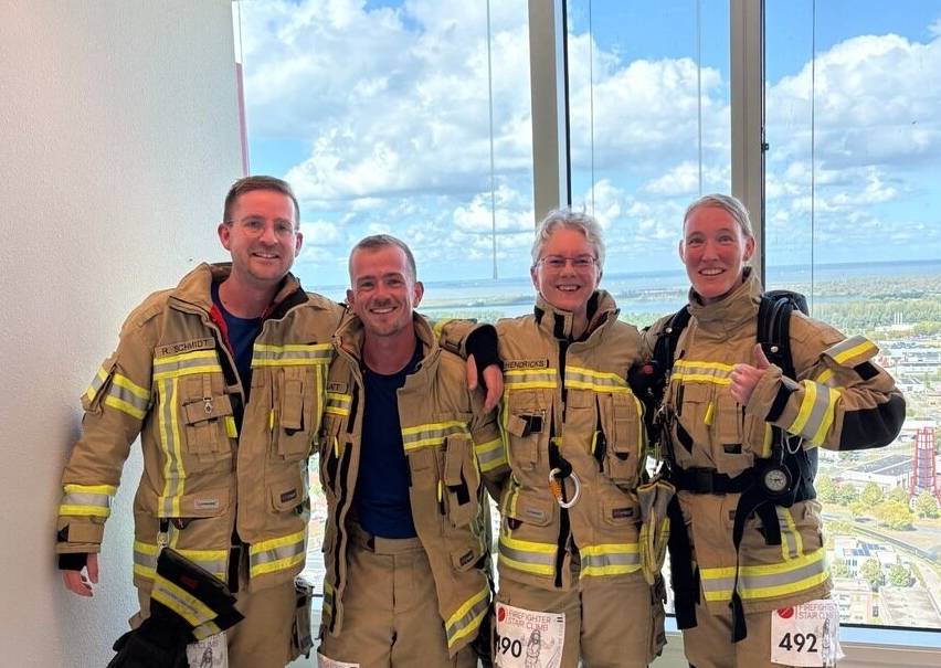 Klever Feuerwehrleute erinnern an 9/11-Opfer bei Treppenlauf in Almere