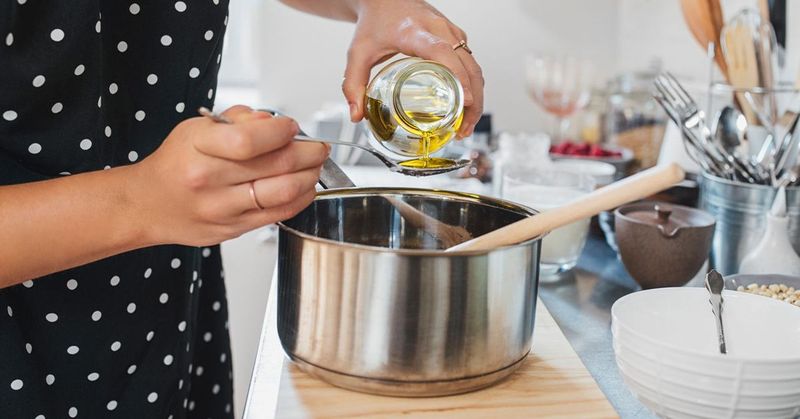 The Healthiest Cooking Oils With The Lowest Calories According To ...