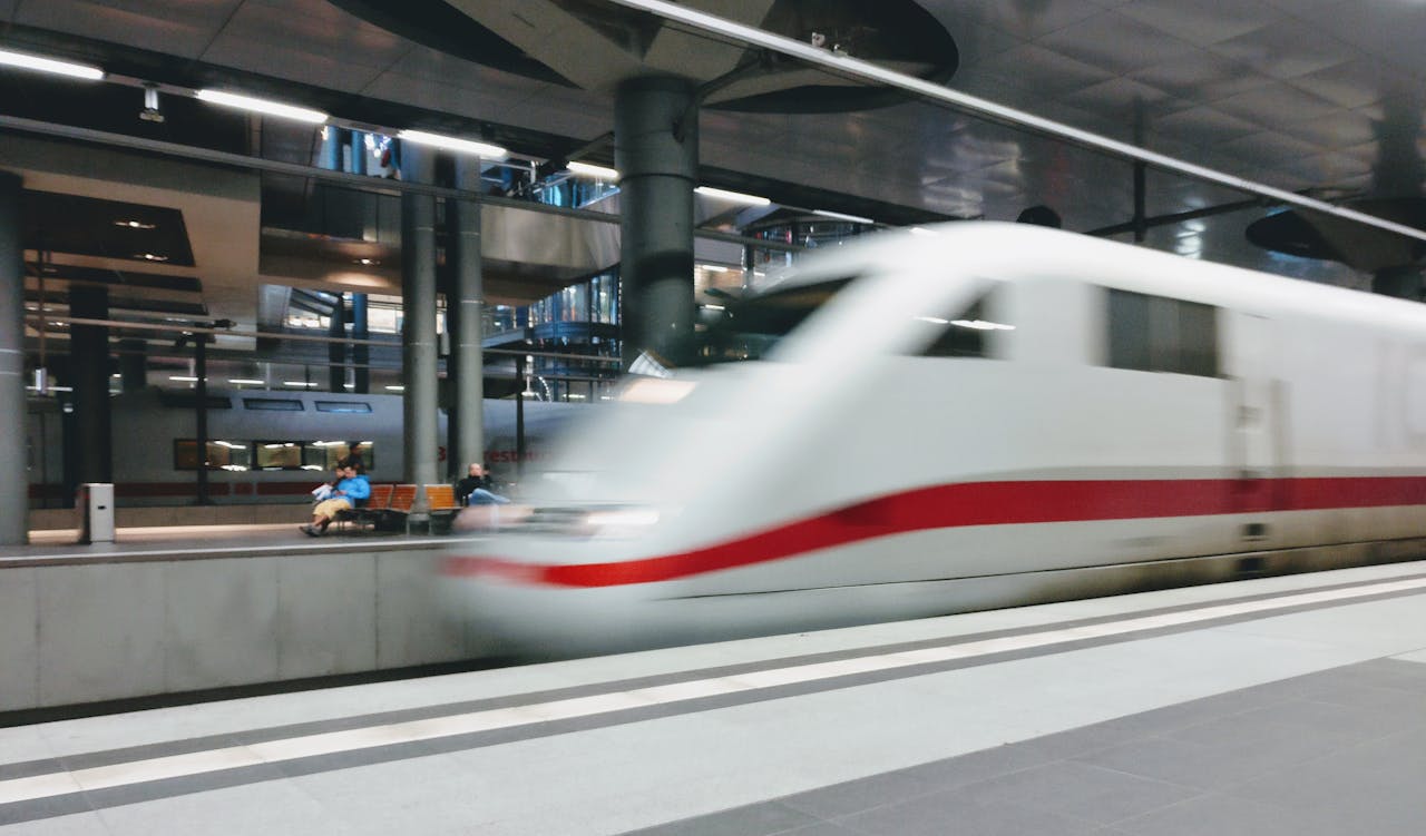Scambia lo zaino sul treno e ruba un pc: denunciato un 33enne