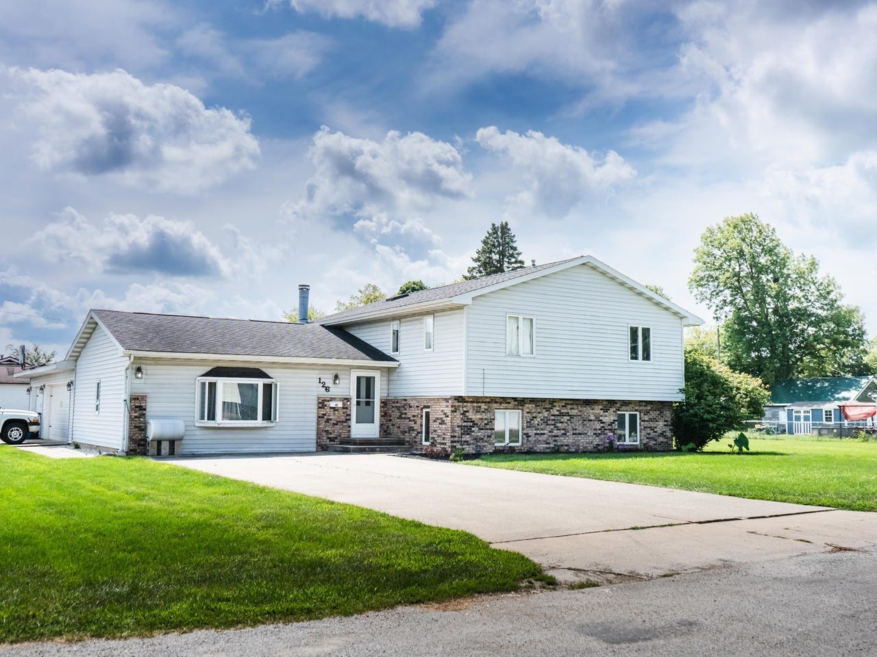 On the market: 4-bedroom Pontiac home has deck and above ground pool