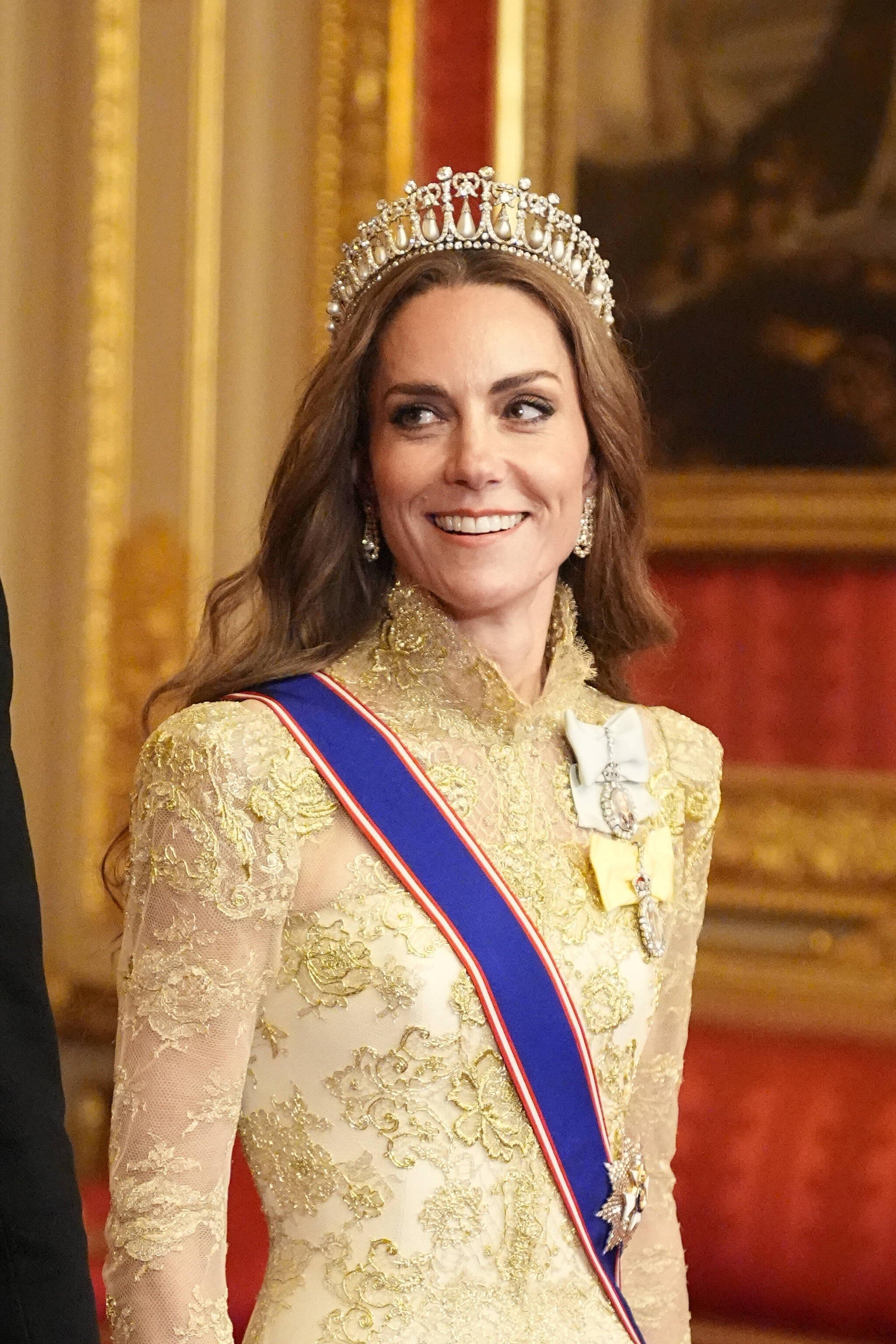 Ile kosztuje tiara księżnej Kate? Została wykonana na specjalne ...