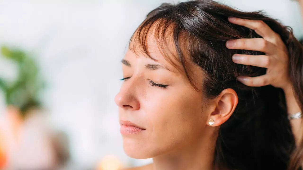Does leaving oil in your hair overnight help: Know benefits and risks