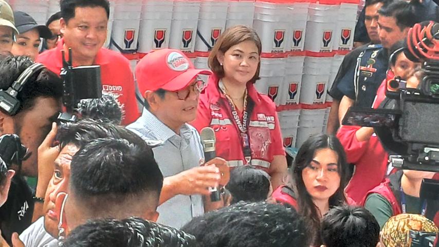 Marcos visits Tondo fire victims
