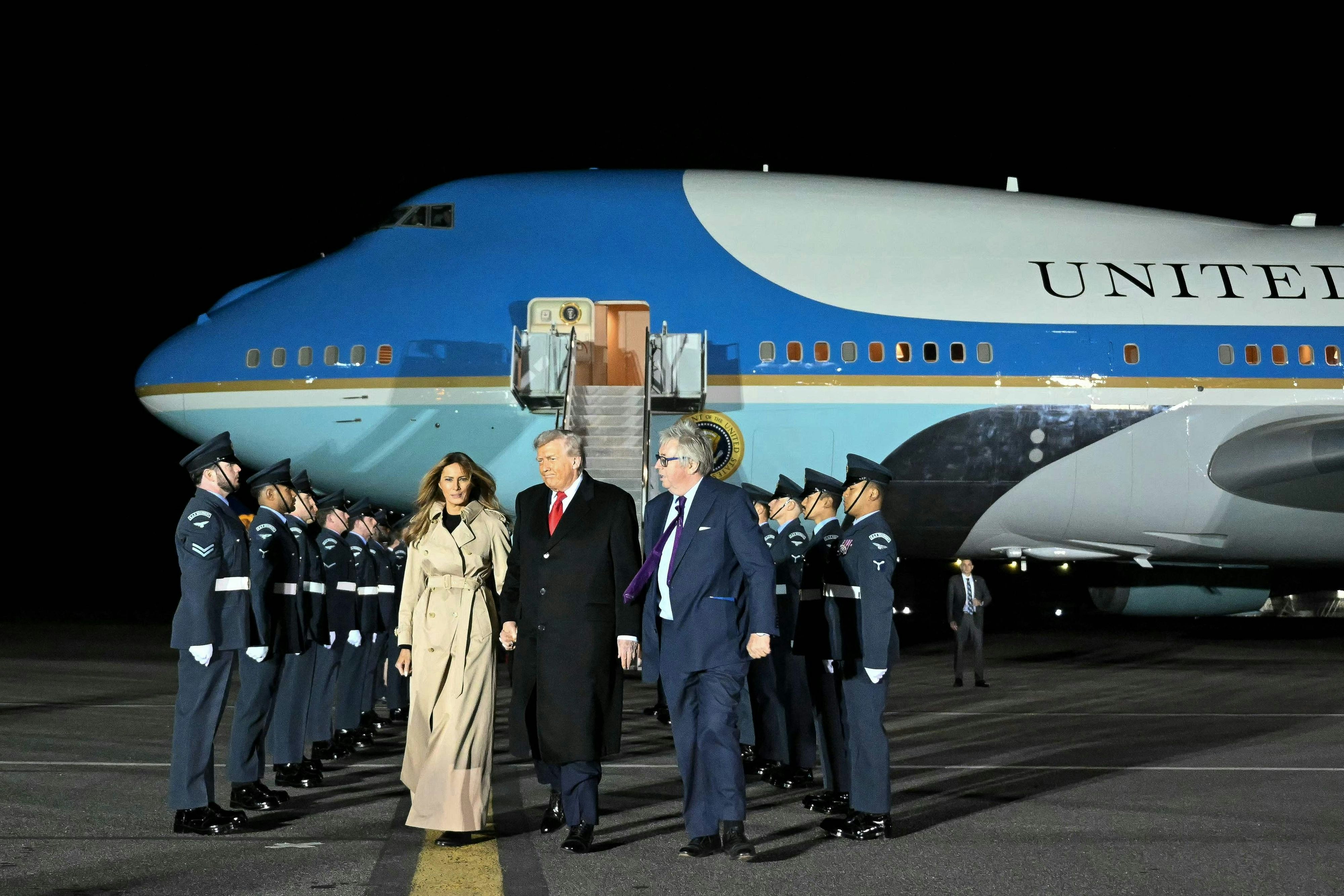 „Sofort abdrehen“: Air Force One von Donald Trump entgeht Beinahe ...