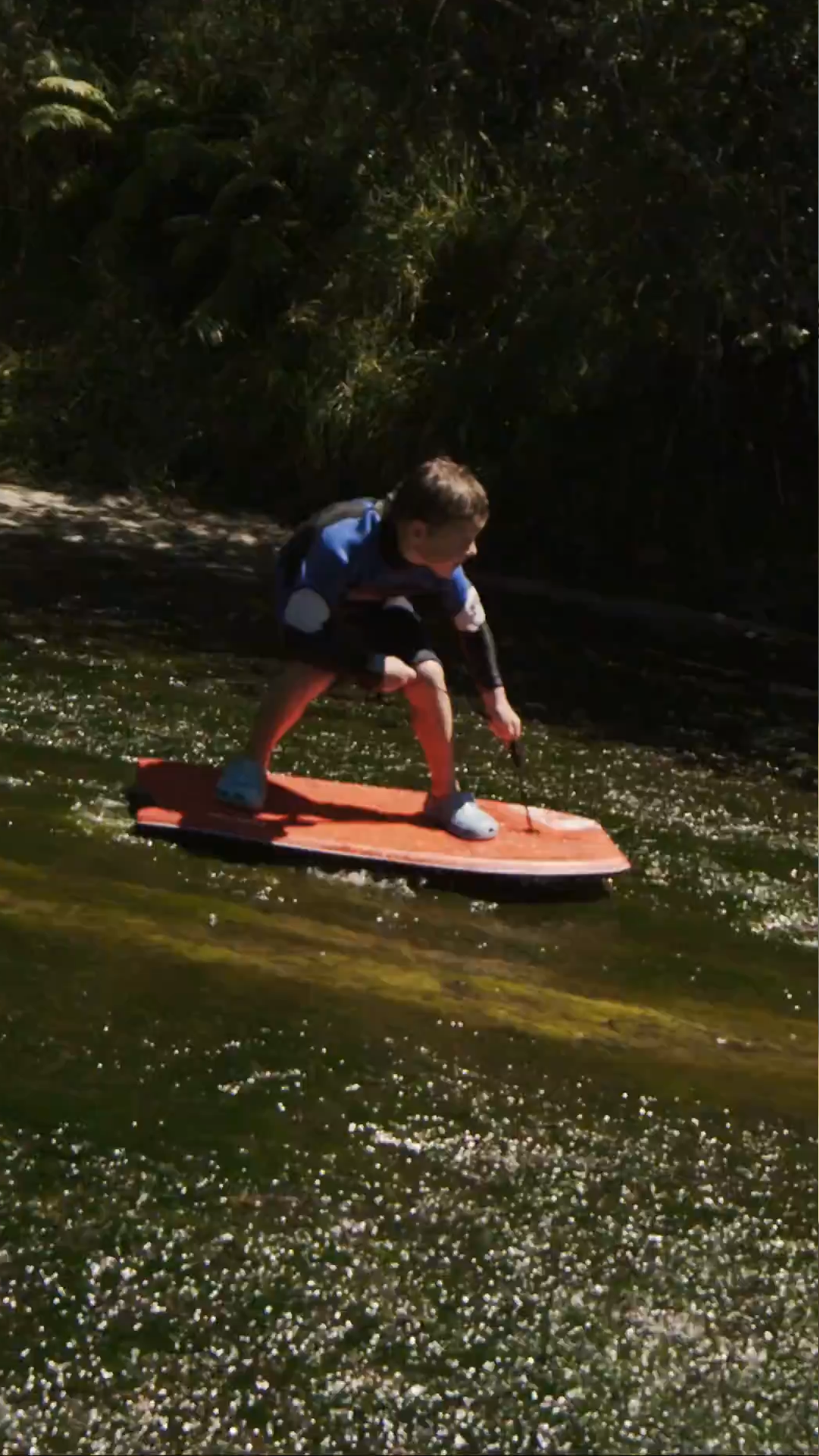 Discesa con boogie board sulla cascata