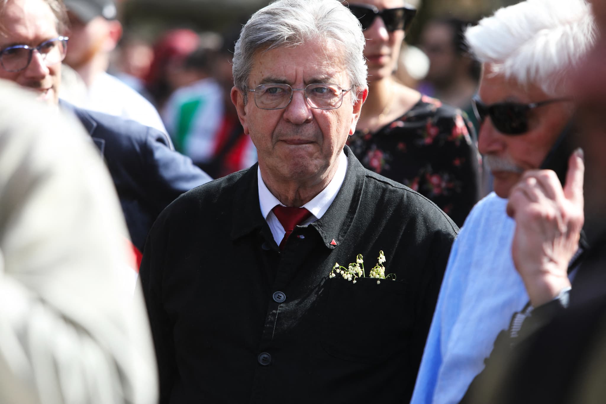 Doigt d'honneur de Mélenchon à un journaliste: "Le traitement réservé à ...