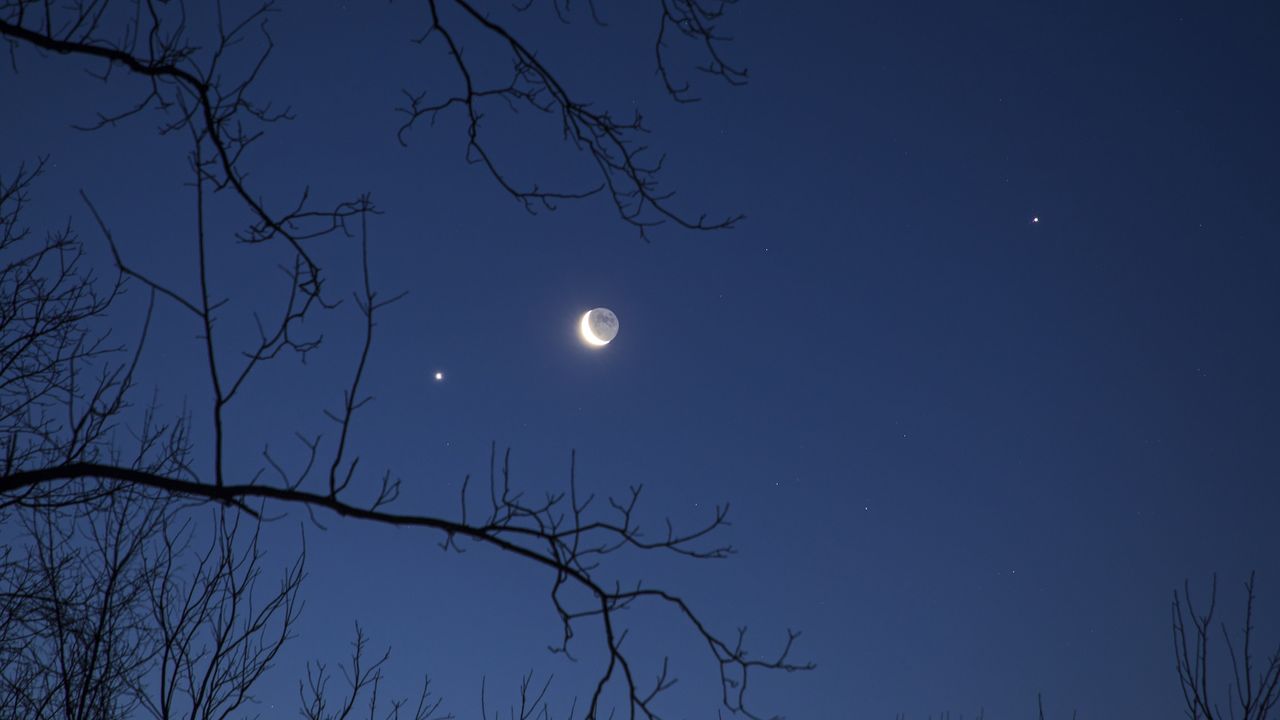 How to see the moon, Venus and the bright star Regulus in an ultraclose ...