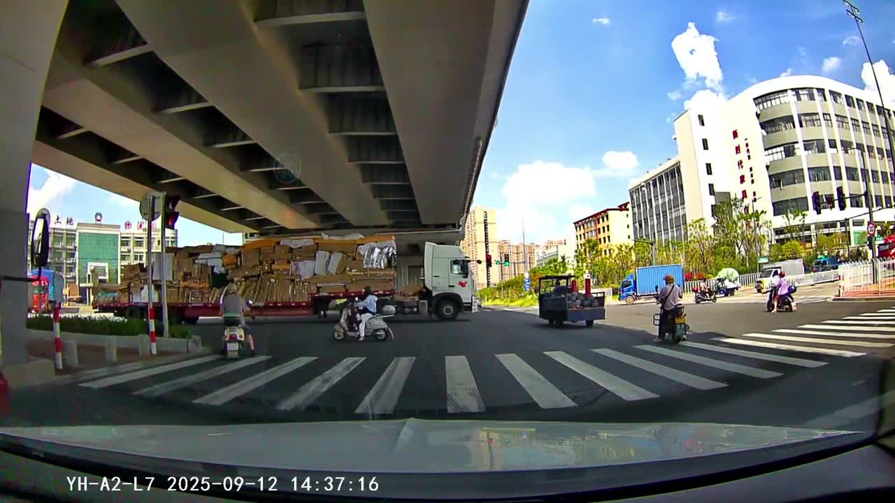 Dashcam captures scooter accident at intersection in Jiangxi, China