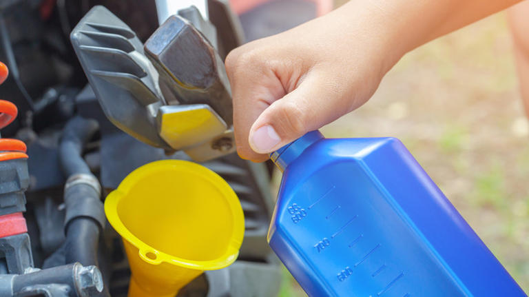 What To Consider Before Using Synthetic Oil In Your Lawn Mower