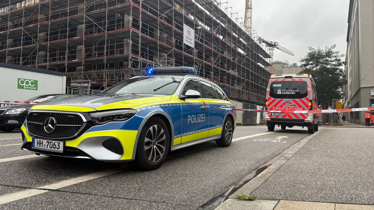 Bagger beschädigt Gasleitung – Feuerwehr sichert Leck ab