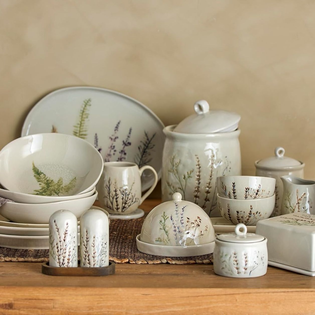 Joignez l’utile à l’agréable avec ce superbe presse-agrumes en grès dont le prix chute de près ...