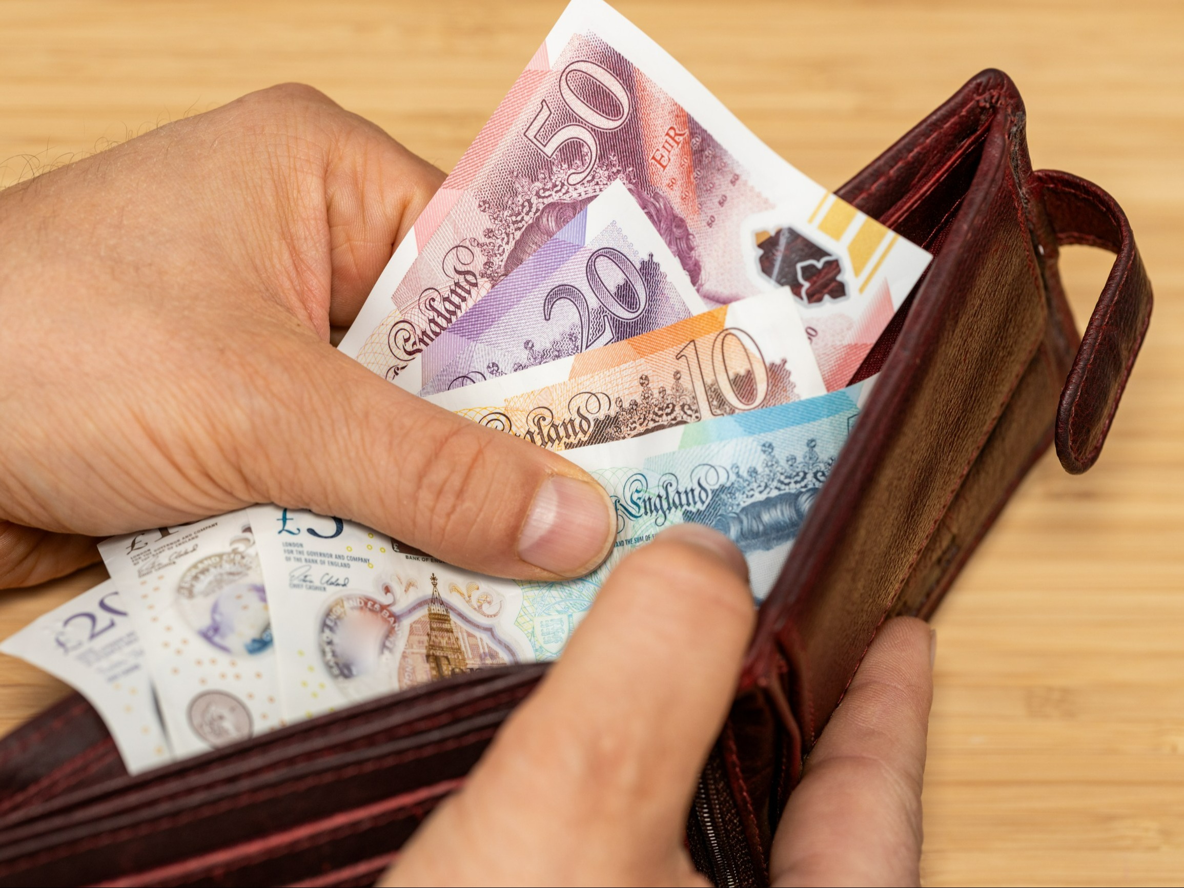 Kursy walut 25 listopada 2025. Po ile dolar, euro, frank i funt?
