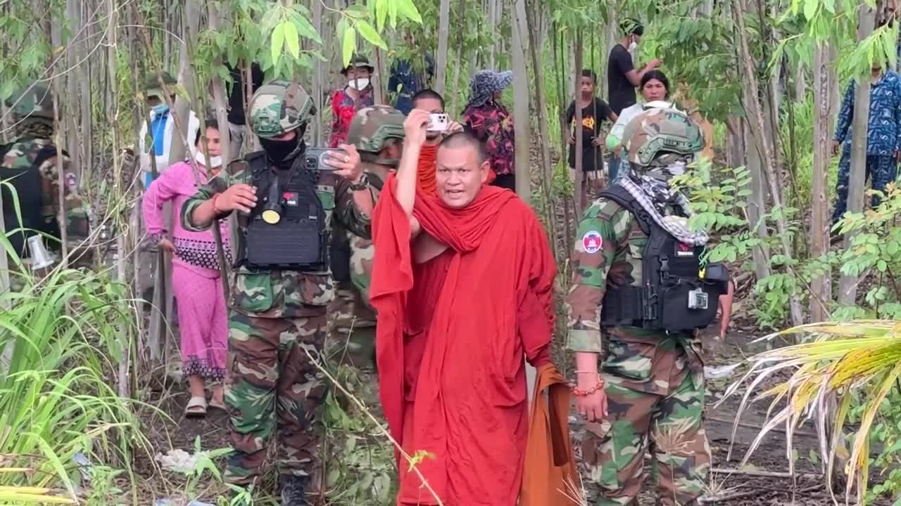 Trump-supporting Cambodian monks clash with Thai riot police along ...