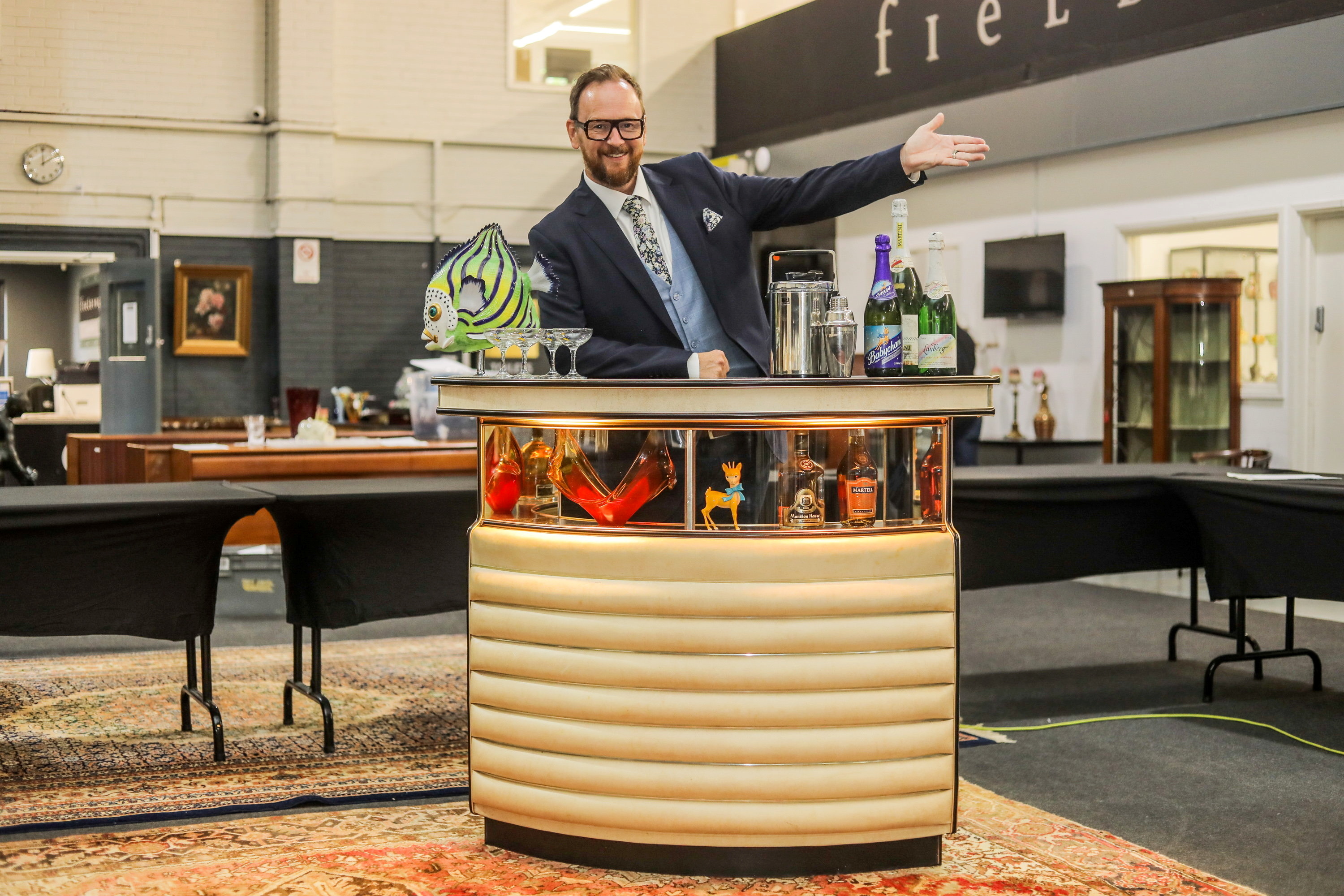 Only Fools and Horses: Del Boy's cocktail bar expected to fetch 'cushty ...