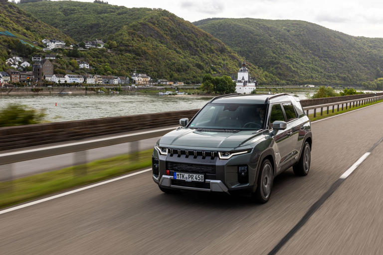 KGM Torres HEV debutta in Italia: caratteristiche e prezzi del SUV ibrido