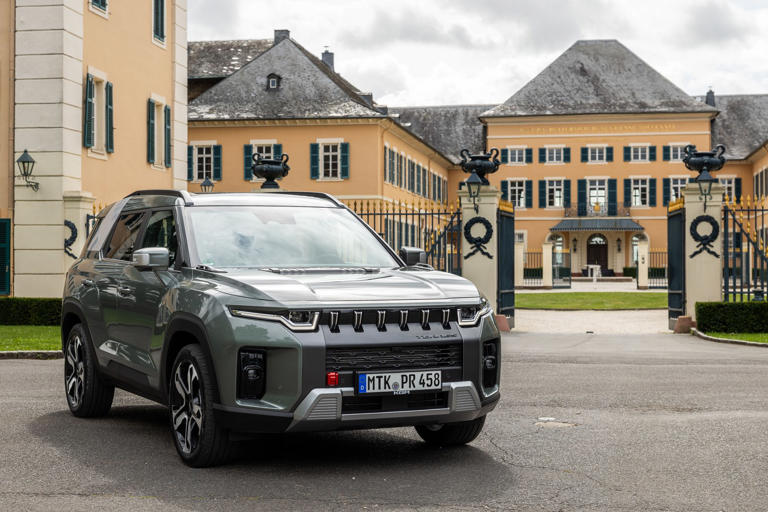 KGM Torres HEV debutta in Italia: caratteristiche e prezzi del SUV ibrido