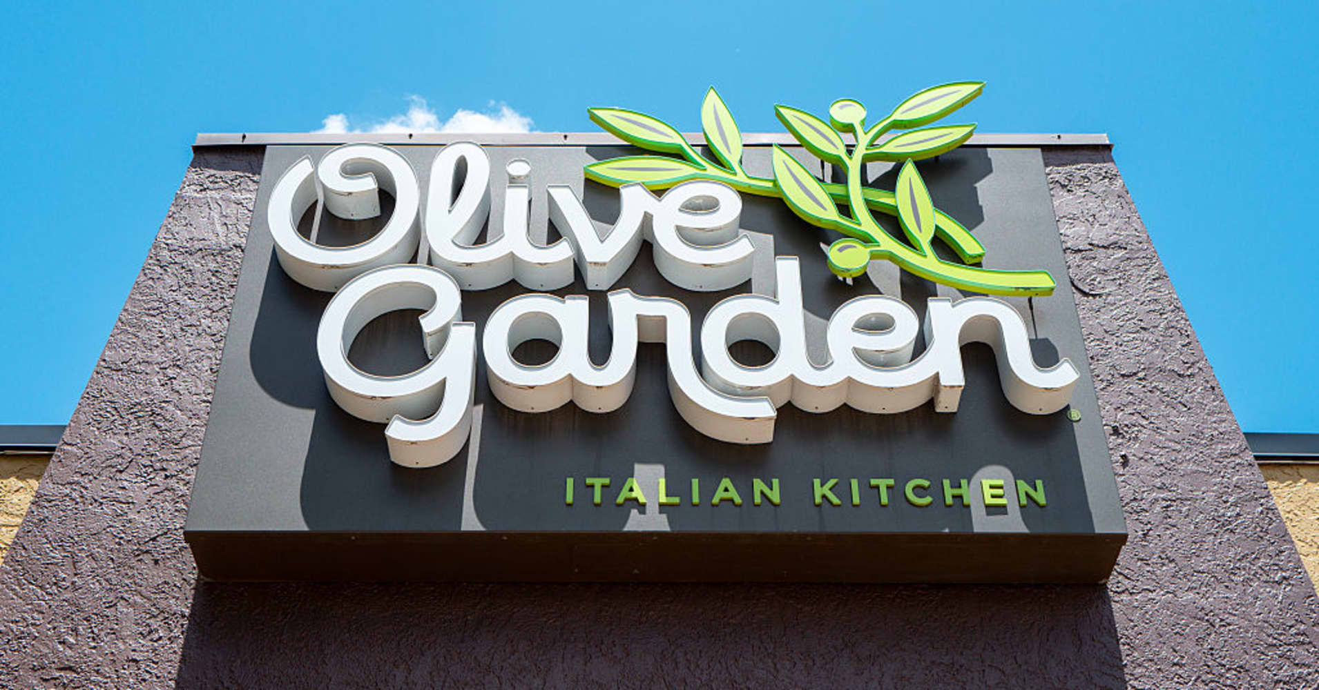 Olive Garden owner Darden Restaurants disappoints on earnings but hikes ...