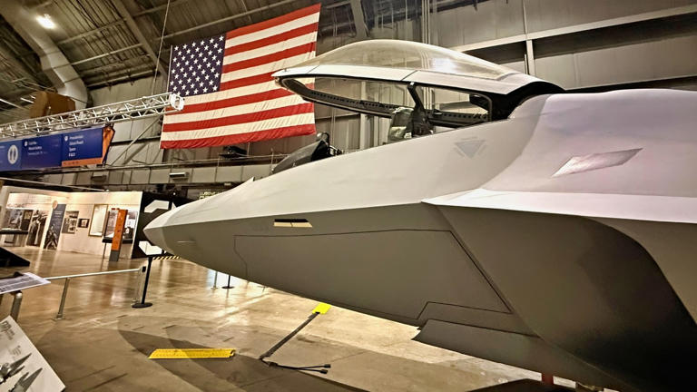 For 20 years, the F-22 Raptor couldn’t carry external fuel tanks ...