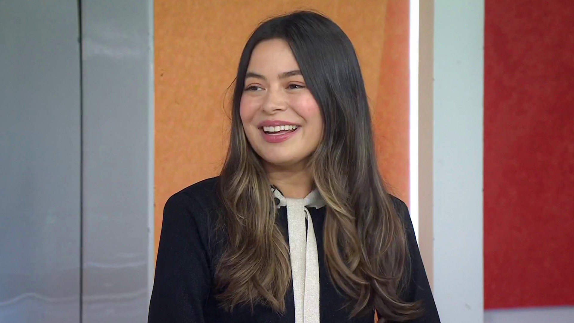 Miranda Cosgrove Talks ‘Wrong Paris,’ Confirms ‘iCarly’ Movie