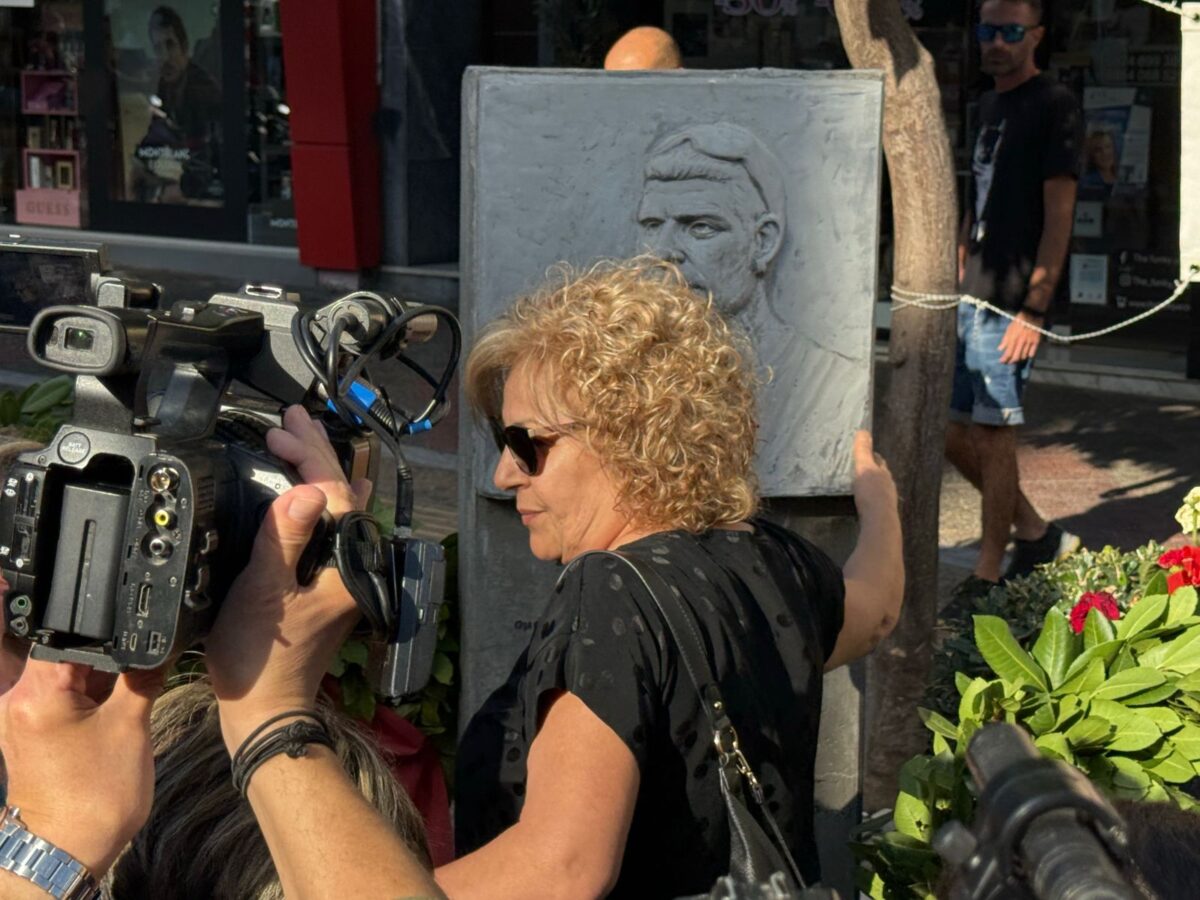 Παύλος Φύσσας: Η Μάγδα Φύσσα στο μνημείο του αδικοχαμένου καλλιτέχνη ...