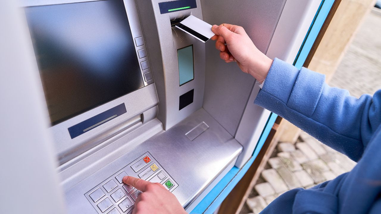Quand vous tirez de l'argent au distributeur de billets, vérifiez ...